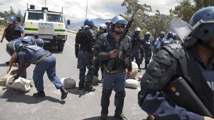 Police fire rubber bullets on striking De Doorns farmworkers – The Mail ...