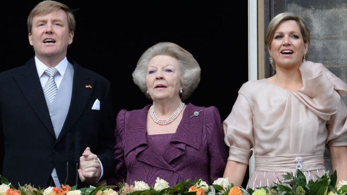 Thousands gather to witness Netherlands’s new king sworn in – The Mail ...