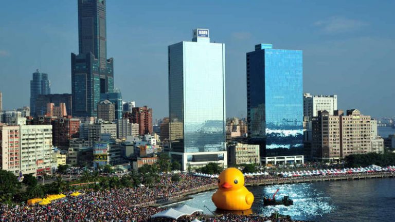 Giant duck explodes in Taiwan – The Mail & Guardian