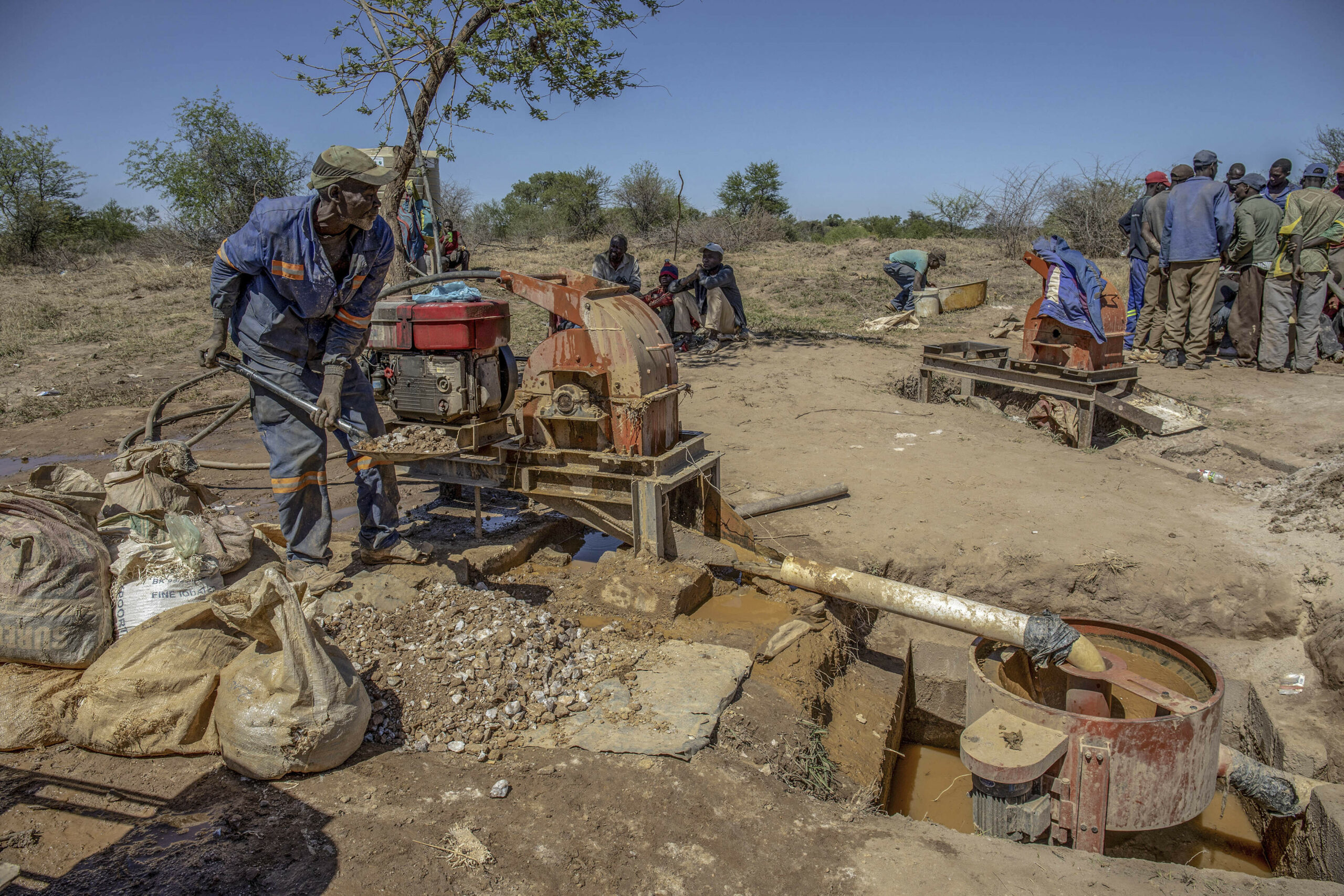 Inside Zim’s illicit gold mine trade – The Mail & Guardian