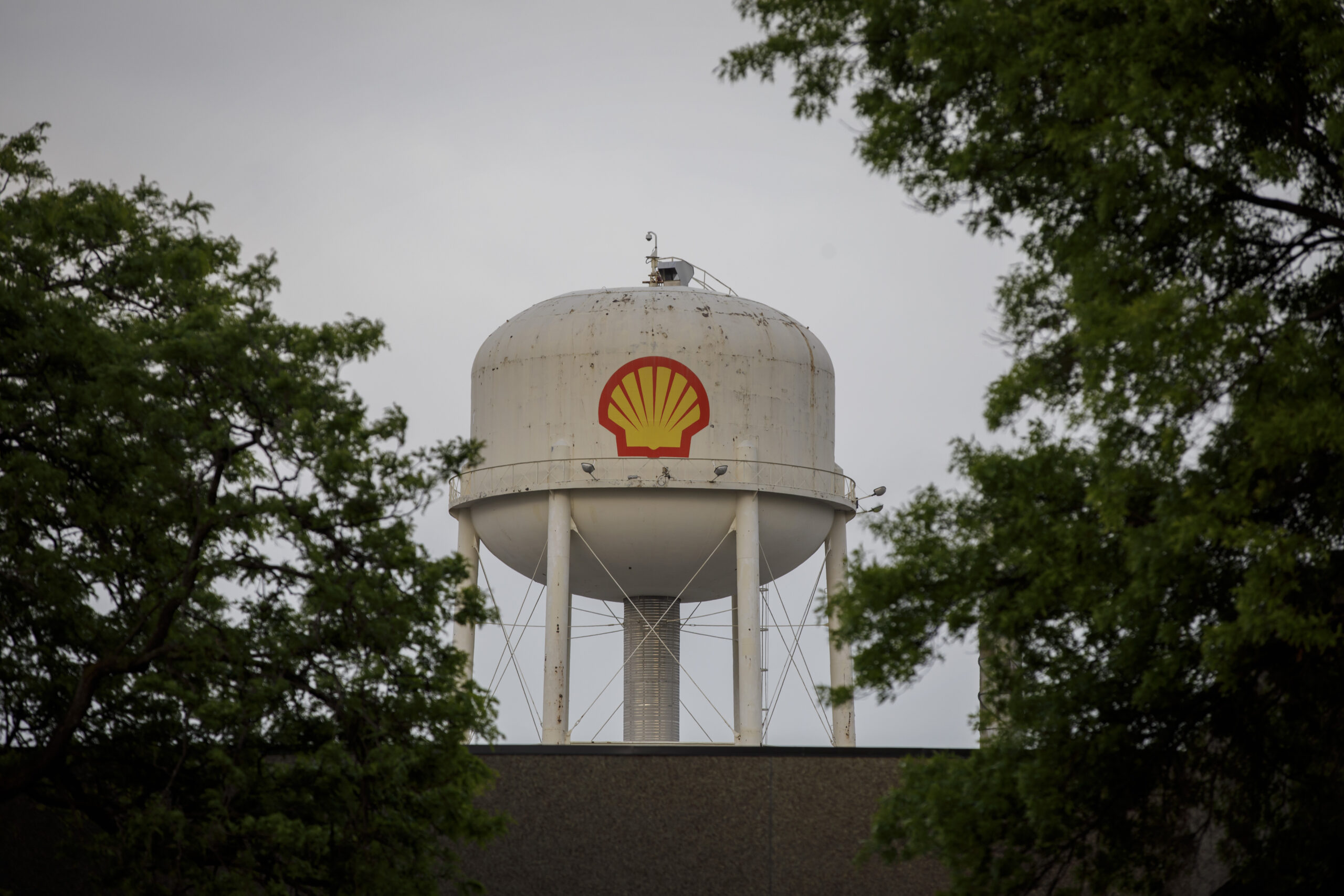 Landmark ruling orders Shell to comply with Paris Agreement targets ...