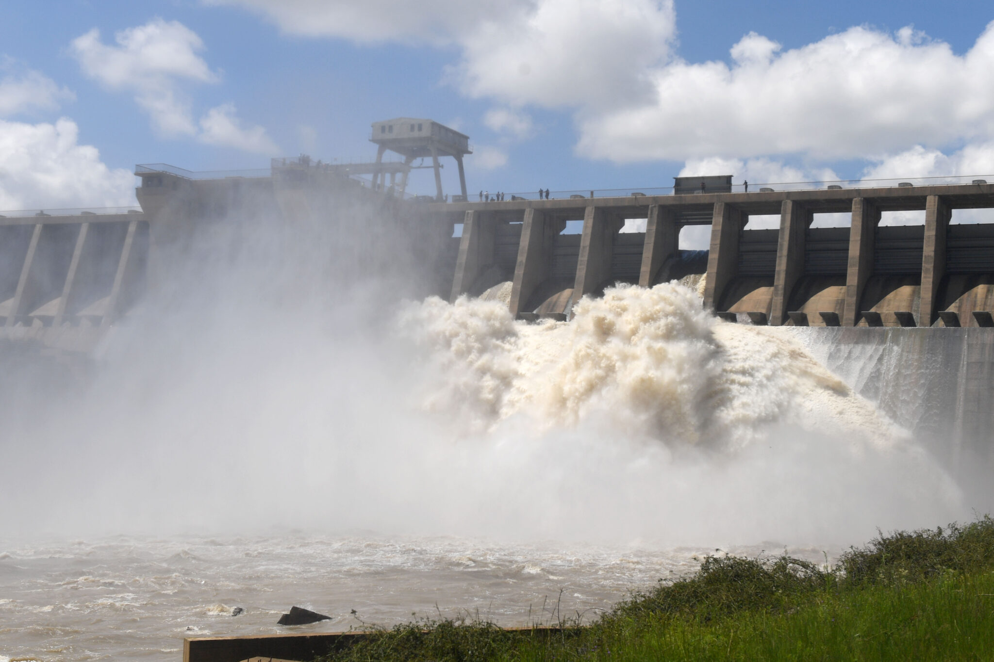 Sluice gates opened as Vaal Dam reaches maximum capacity – The Mail ...