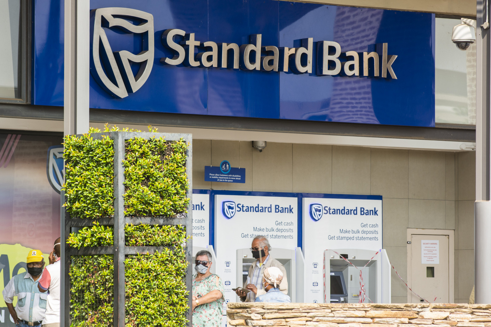 Standard Bank repeals controversial Covid-19 vaccination policy – The ...