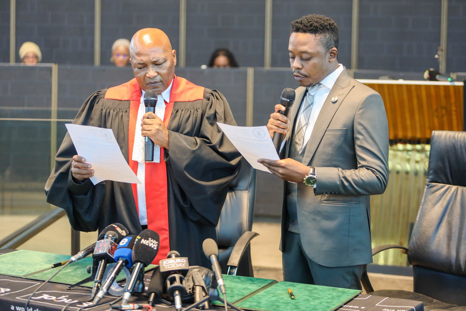 The (un)making of mayoral leadership behind coalition city governments ...